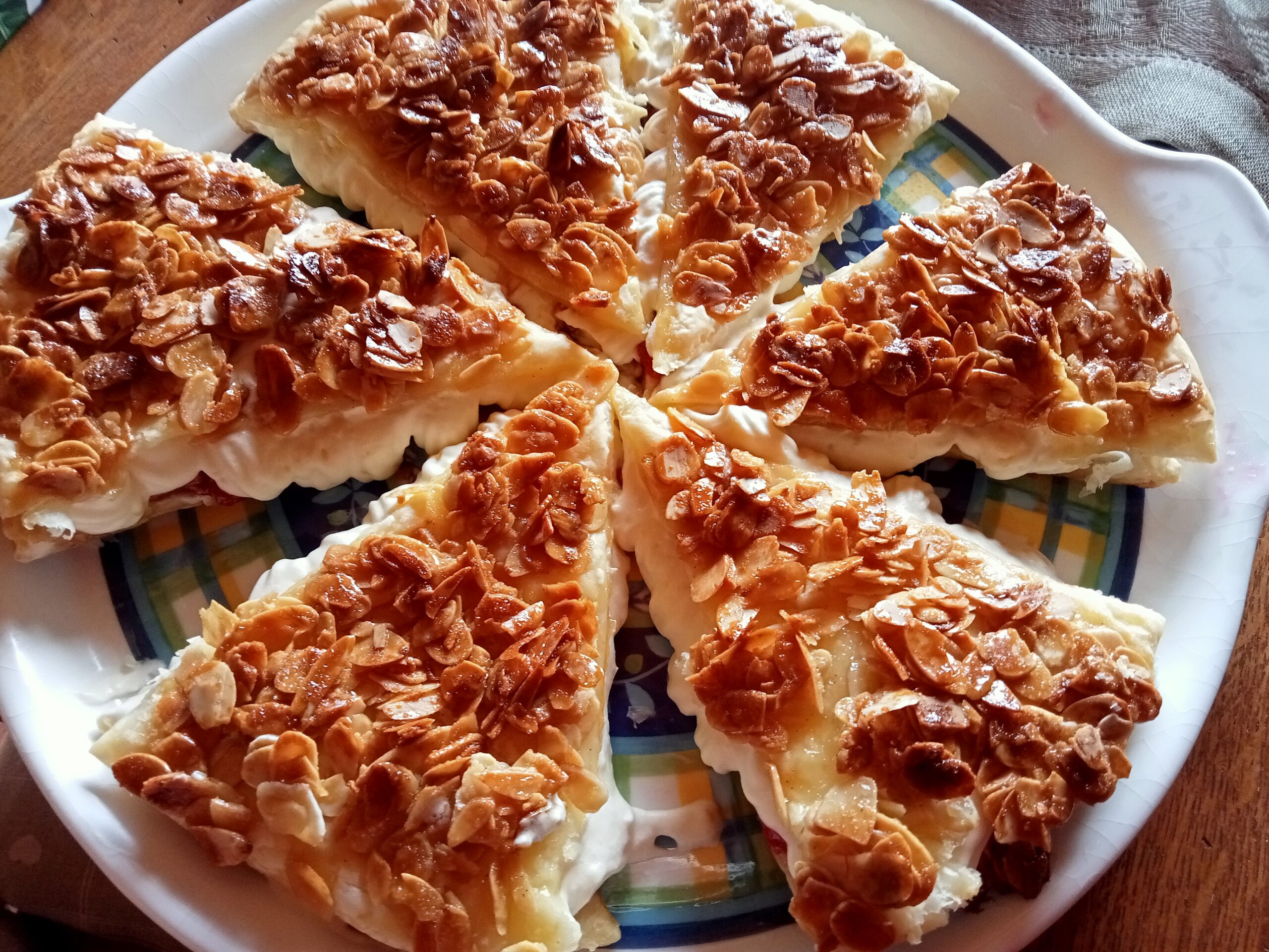 Triangoli di pasta sfoglia ripieni e caramellati - I Menu dell'Amicizia